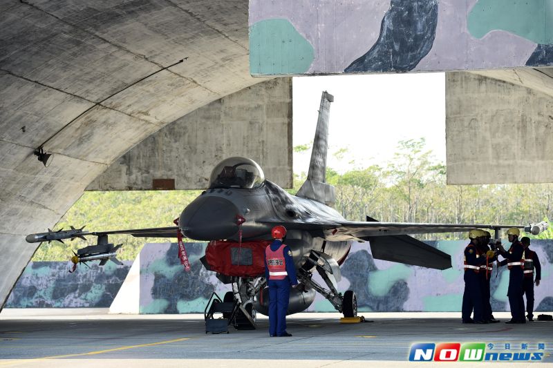 AIM-120空對空飛彈 空軍F-16戰機制敵利器 | 政治 | NOWnews今日新聞