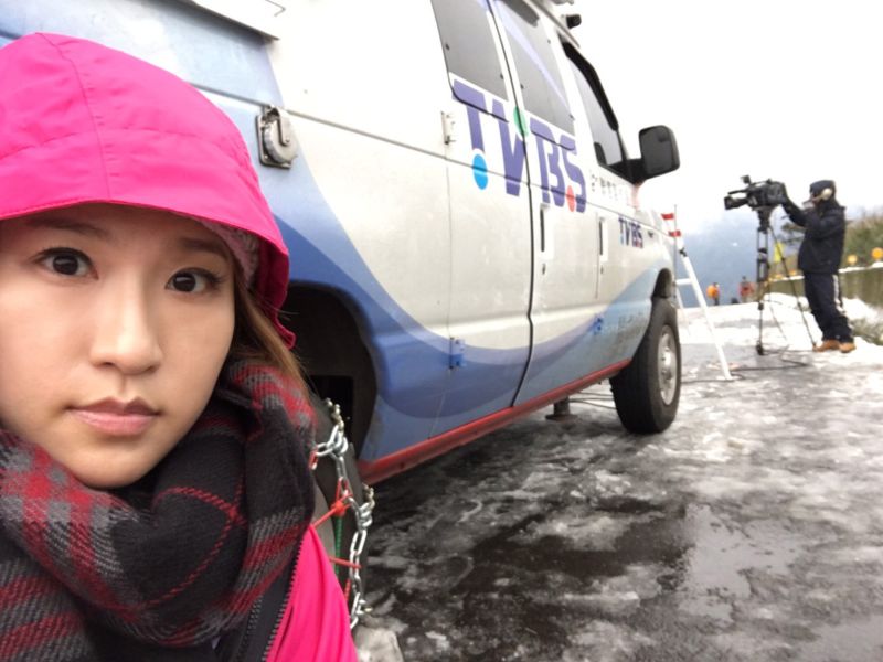 驚險！美女主播上陽明山拍雪景受困 | 娛樂 | NOWnews今日新聞