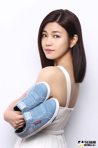 OMG！陳妍希脫了？香肩蜜腿超性感甜美賣鞋照流出？ | 運動 | NOWnews今日新聞