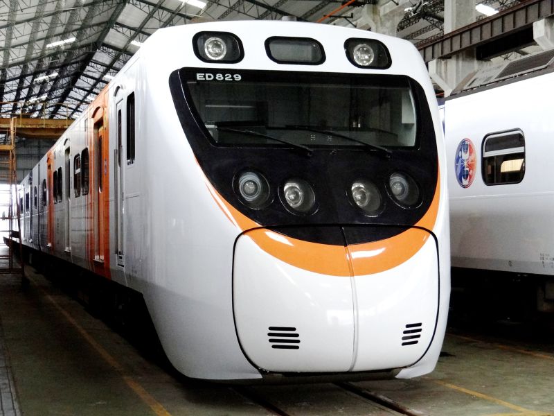 台鐵、JR四國互換塗裝 紀念塗裝列車明基隆首航 | 生活 | NOWnews今日新聞