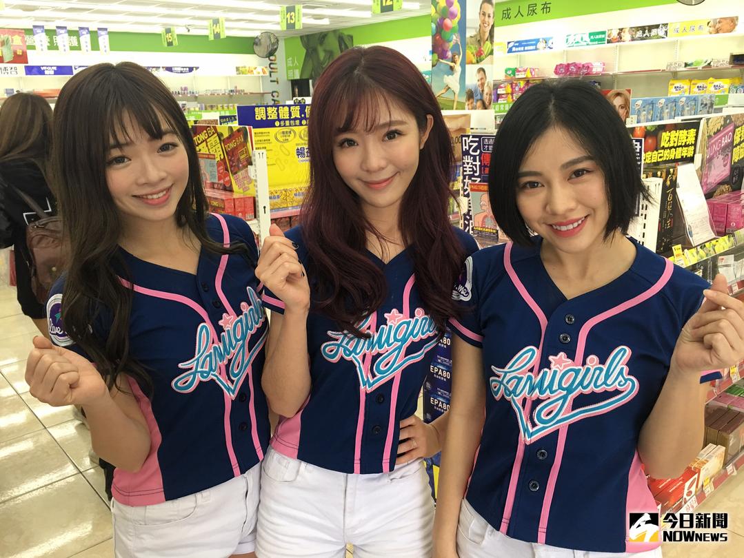 影／中職 Lamigirls擔任一日店長 粉絲嗨翻天 | 地方 | NOWnews今日新聞