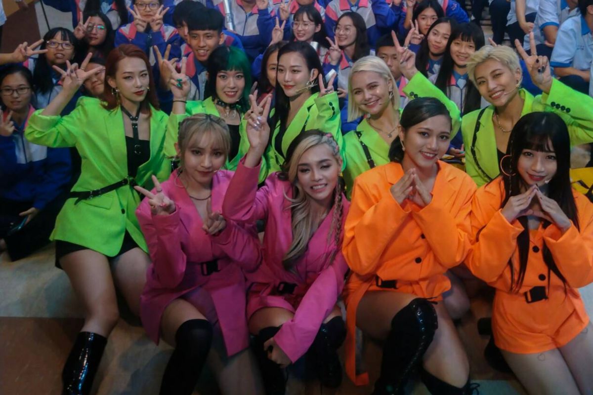 《DD52》殺進校園！「風暴黑桃」奪人氣王 學生瘋搶合照 | 娛樂 | NOWnews今日新聞