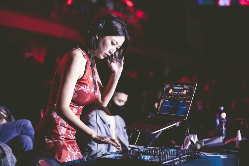 T1／台鋼獵鷹最辣女DJ妖嬌 攜手馬怡鴻展現女子力 | 運動 | NOWnews今日新聞