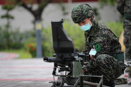 最硬教召第三日 陸戰隊後備旅複訓65K2步槍、火砲操作 | 政治快訊 | 要聞 | NOWnews今日新聞