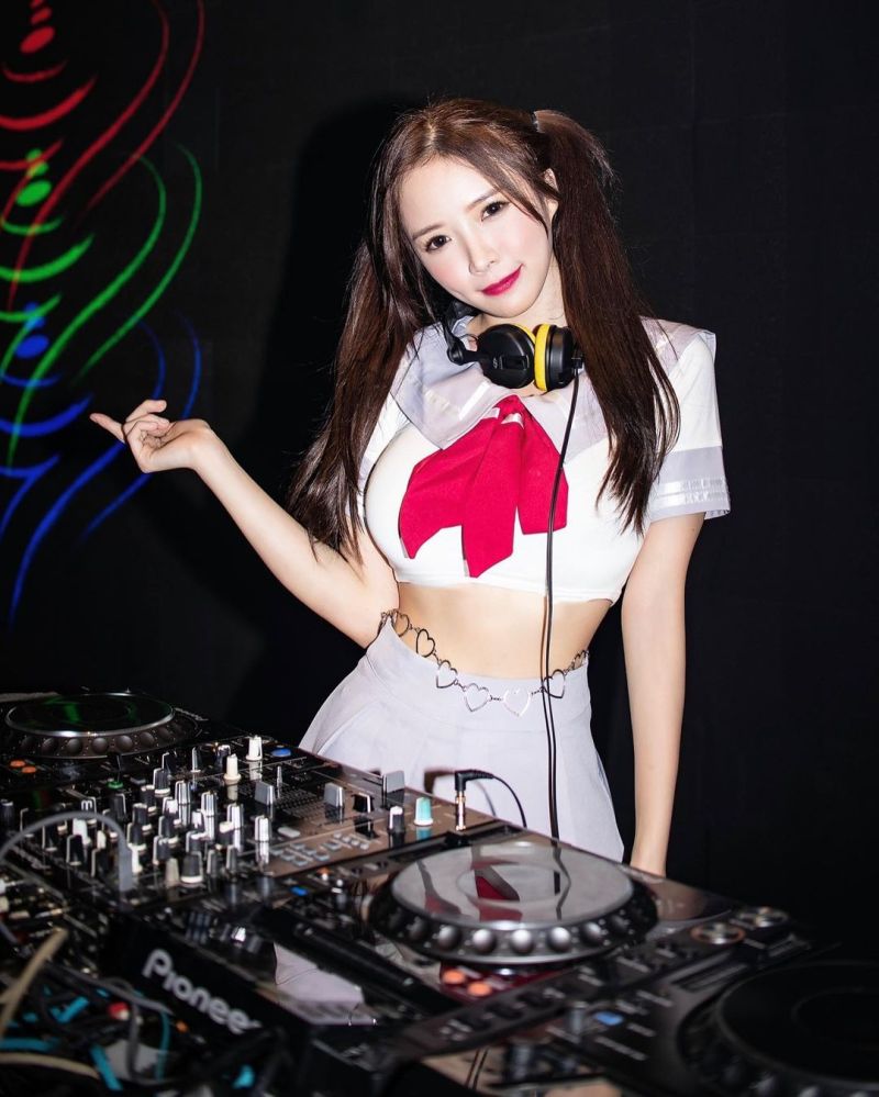 女DJ炎炎夏日張嘴嗑冰淇淋 網友目光被「邪惡視角」帶走 | beanfun!