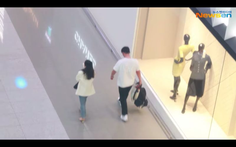 玄彬貼心幫老婆拿包包！「刻意空出左手」想牽好孫藝真 | beanfun!