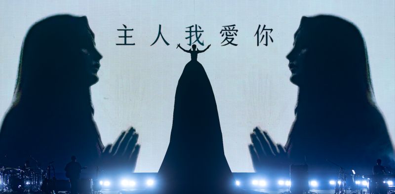 女星西裝裡什麼都沒穿！胸前開「中空大道」 握繩SM調教 | beanfun!