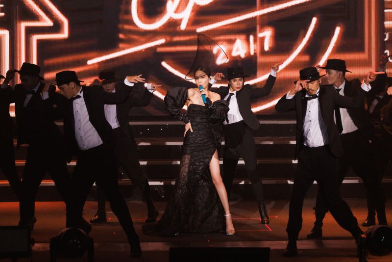 Ella突公開「驗孕棒2條線影片」！Selina激動淚崩 | 娛樂 | NOWnews今日新聞