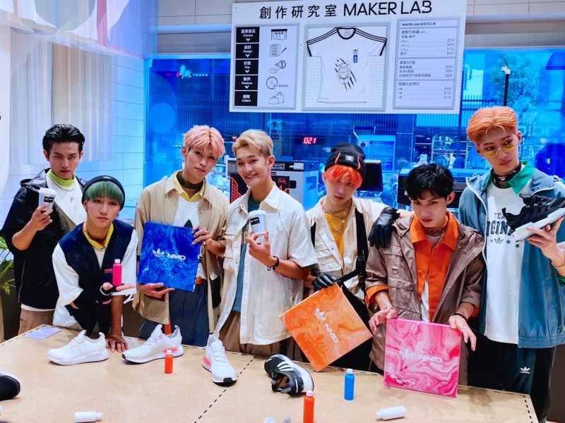 《原子少年》天王星搞怪麻吉隊呼 拍照超想偷吃漢堡 | beanfun!