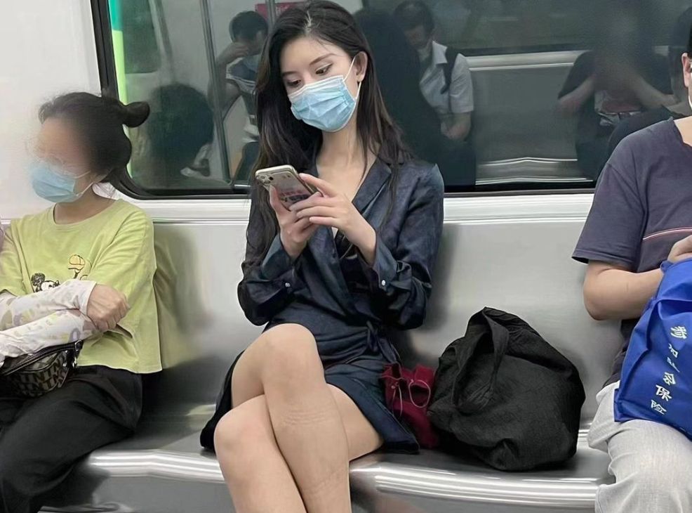 捷運正妹OL「腿上神秘壓痕」網歪樓：愛繩縛？ 本尊曝光 | 新奇 | NOWnews今日新聞