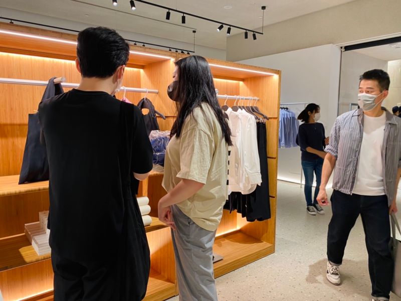 COS台北101今開幕！死忠鐵粉揪友朝聖 連地板材質都知道 | beanfun!