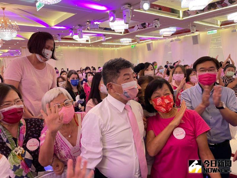 搶蔣萬安婦女票？陳時中粉紅領帶撩300婦女：你們愛我嗎 | beanfun!