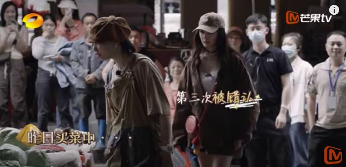 楊冪3度遭路人誤認！被叫錯名還要合照 她高EQ反應讚爆 | beanfun!