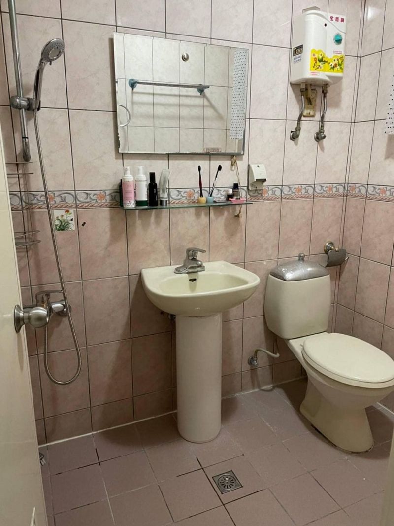 他廁所DIY「換2物」！完工照片曝 千人找到脫窗：動了哪 | 新奇 | NOWnews今日新聞