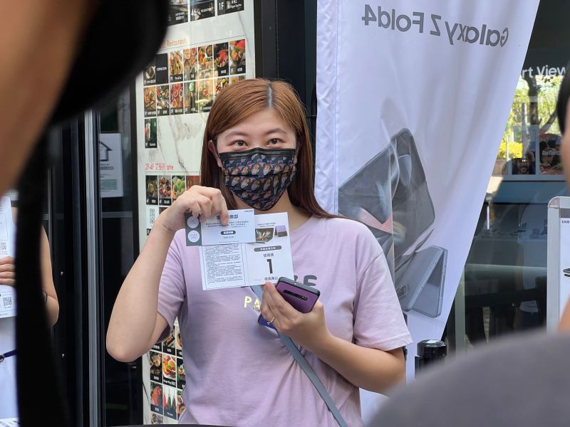 三星Galaxy Z Flip4、Z Fold4開放取機 狂粉凌晨2點排隊 | beanfun!