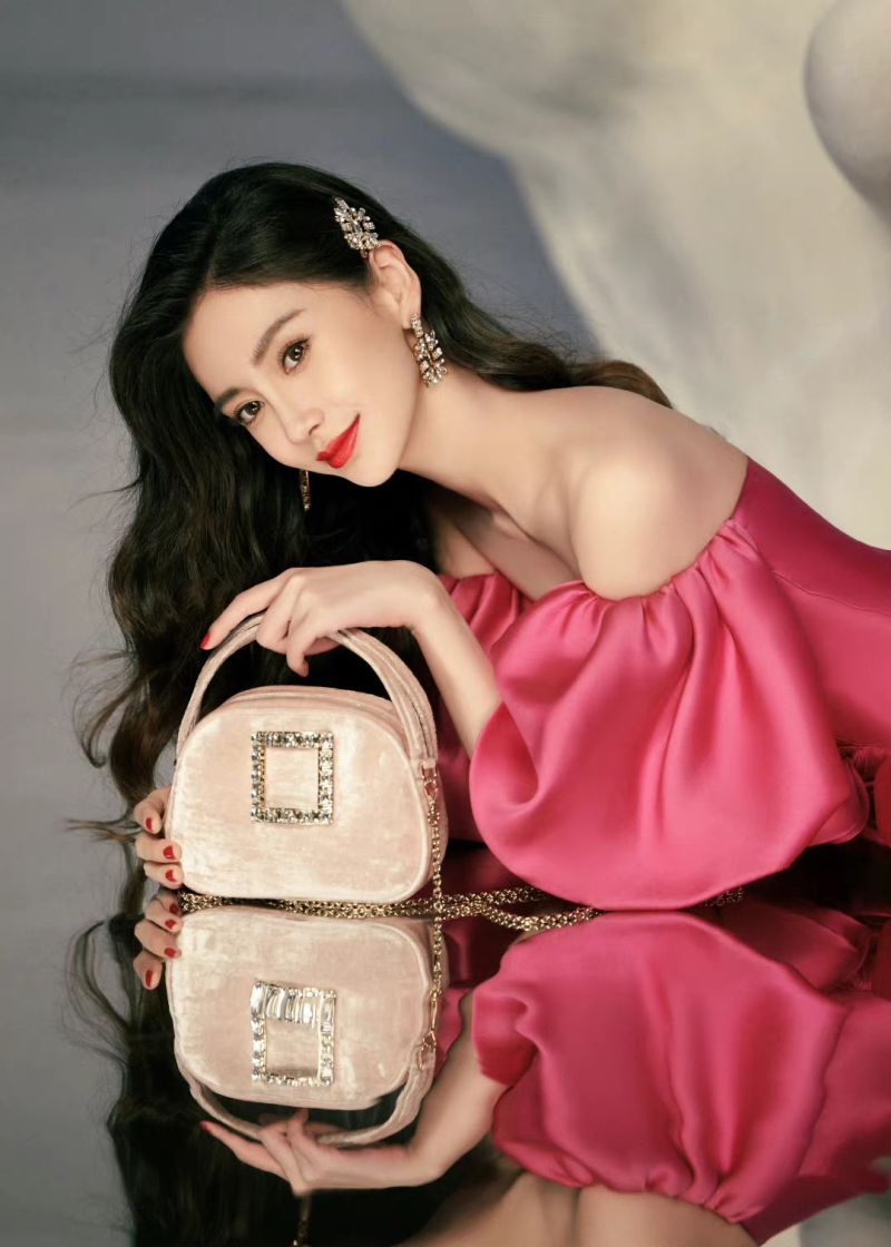 Angelababy盤腿哈菸！17秒偷拍片流出 動作根本老菸槍 | beanfun!