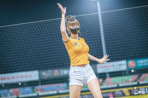 短今兄弟象背心「扣子快爆開」 球迷按快門：女神炸裂中 | 娛樂 | NOWnews今日新聞