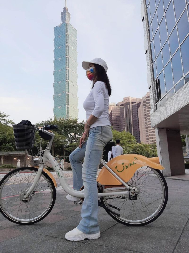 信義區赫見美魔女騎Ubike！竟是大咖天后 網友：想巧遇 | 娛樂 | NOWnews今日新聞