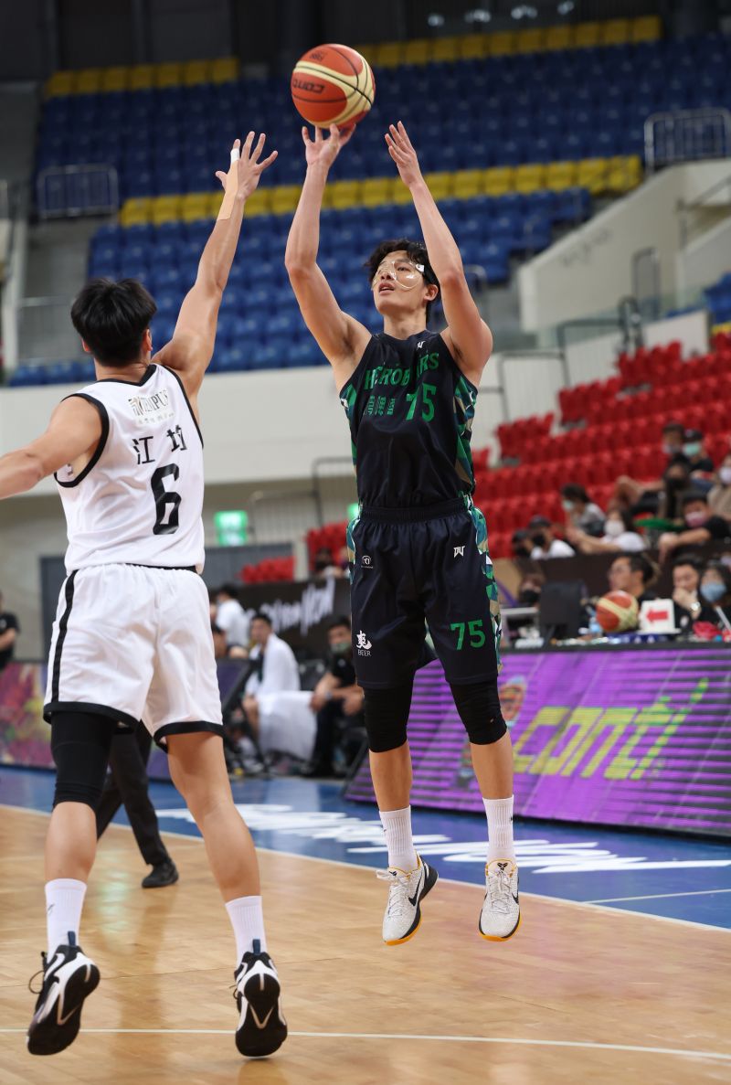 籃球／給小老弟震撼教育 台啤英熊大勝台灣培訓隊 | T1 | 運動 | NOWnews今日新聞