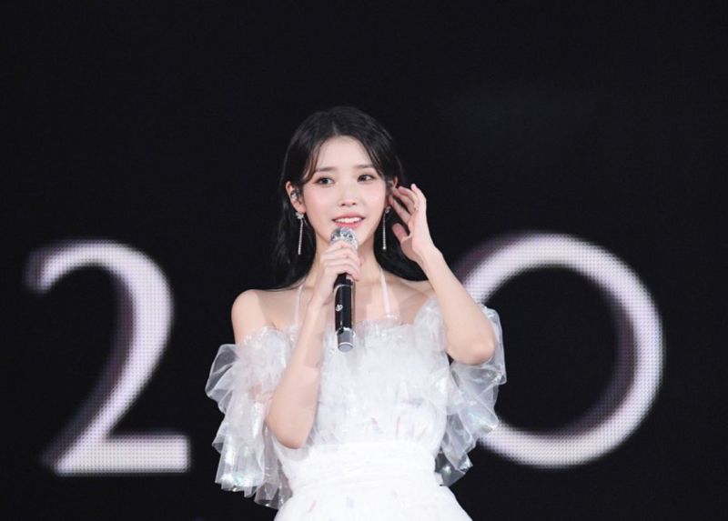 IU寵粉無極限！暖心買500顆漢堡送歌迷 驚喜出席畢業典禮引尖叫 | 娛樂 | NOWnews今日新聞