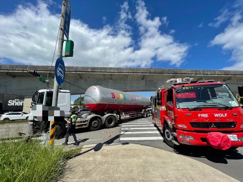 林口驚悚車禍！油罐車擦撞機車 後座女乘客卡車底腿骨折 | 社會萬象 | 生活 | NOWnews今日新聞