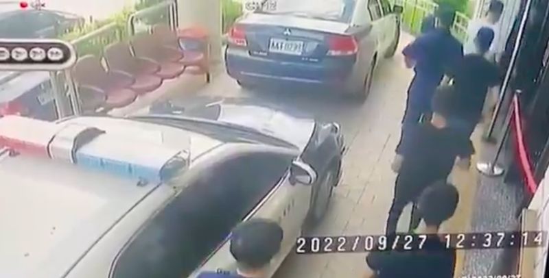 開庭揪15黑衣人助陣！男囂張嗆原告 再朝警噴辣椒水被逮 | 社會萬象 | 生活 | NOWnews今日新聞