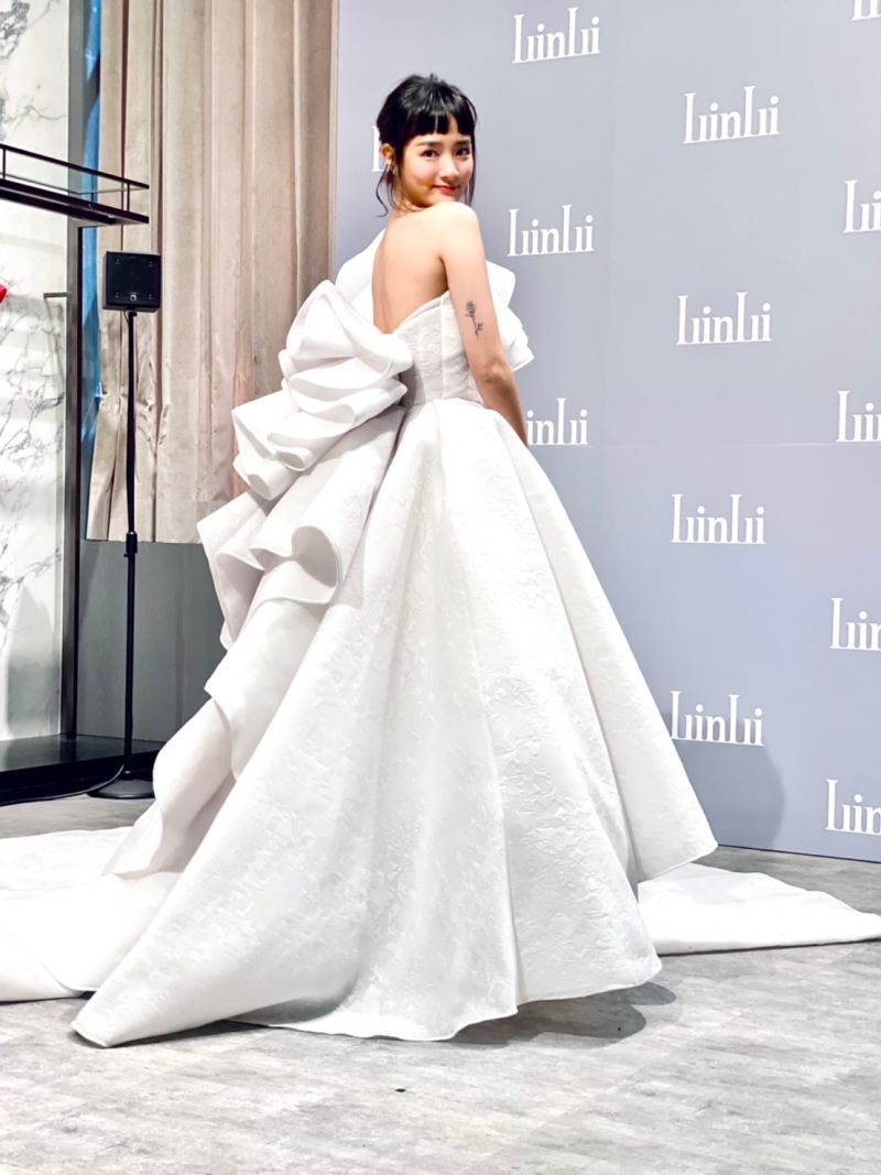 王淨穿「環保婚紗」小露香肩美背！林莉：有本錢但沒露 | beanfun!