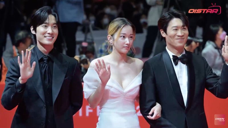 梁朝偉釜山影展領獎！「韓版東京」胸前大開深V辣暈網友 | beanfun!