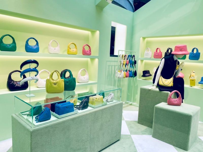 宋芸樺瘦到不像夏于喬 偕閨蜜逛PRADA彩色小屋美照曝光 | beanfun!