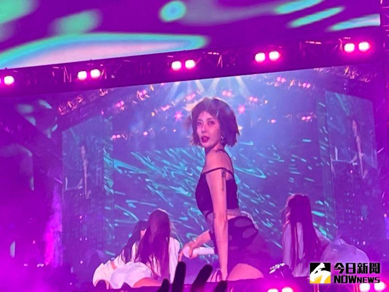 泫雅在台北淋雨陪歌迷哭 唱神曲Bubble Pop!萬人瘋了 | 火線NOW星聞 | 娛樂 | NOWnews今日新聞