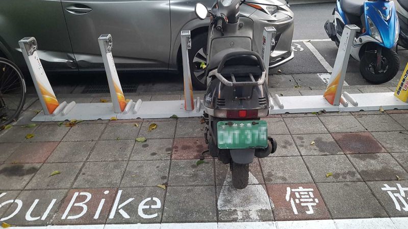 機車占Ubike停放區！違停到「坐墊長出草」 真相超意外 | 新奇 | NOWnews今日新聞