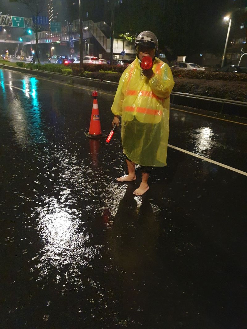 風雨無阻！永和鄰長「赤腳站8小時」指揮交通 網全讚爆 | beanfun!