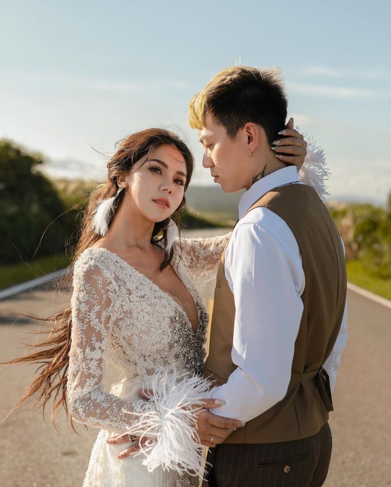 蕾菈超兇婚紗「深V到肚臍」 不畏風雨直播閨房情趣 | beanfun!