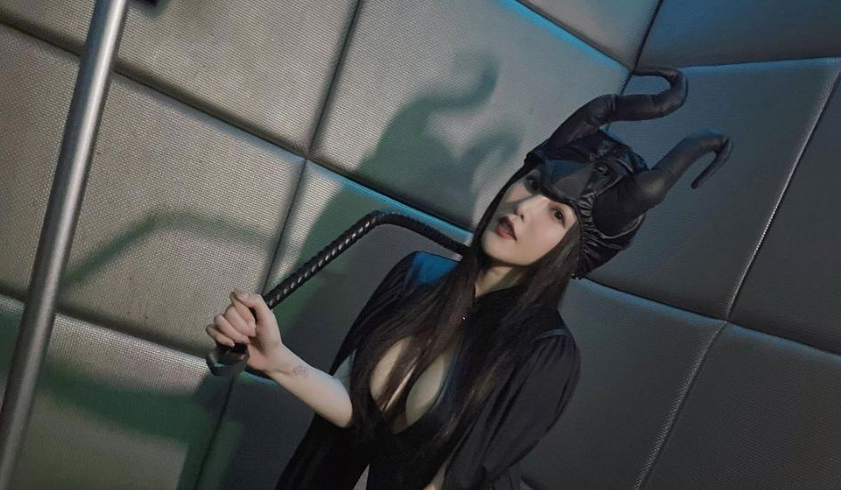 百萬網美「曬E奶」萬聖節Cos黑魔女！轉身更猛：流量密碼 | 娛樂 | NOWnews今日新聞