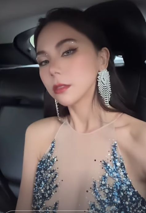 走鐘獎蕾菈「再戰深V」！半球微露成焦點 主持人都驚嘆 | beanfun!