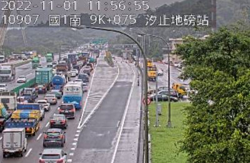 國1汐止交流道「走山」！土石崩落掩埋車道 警消急搶救 | 社會萬象 | 生活 | NOWnews今日新聞