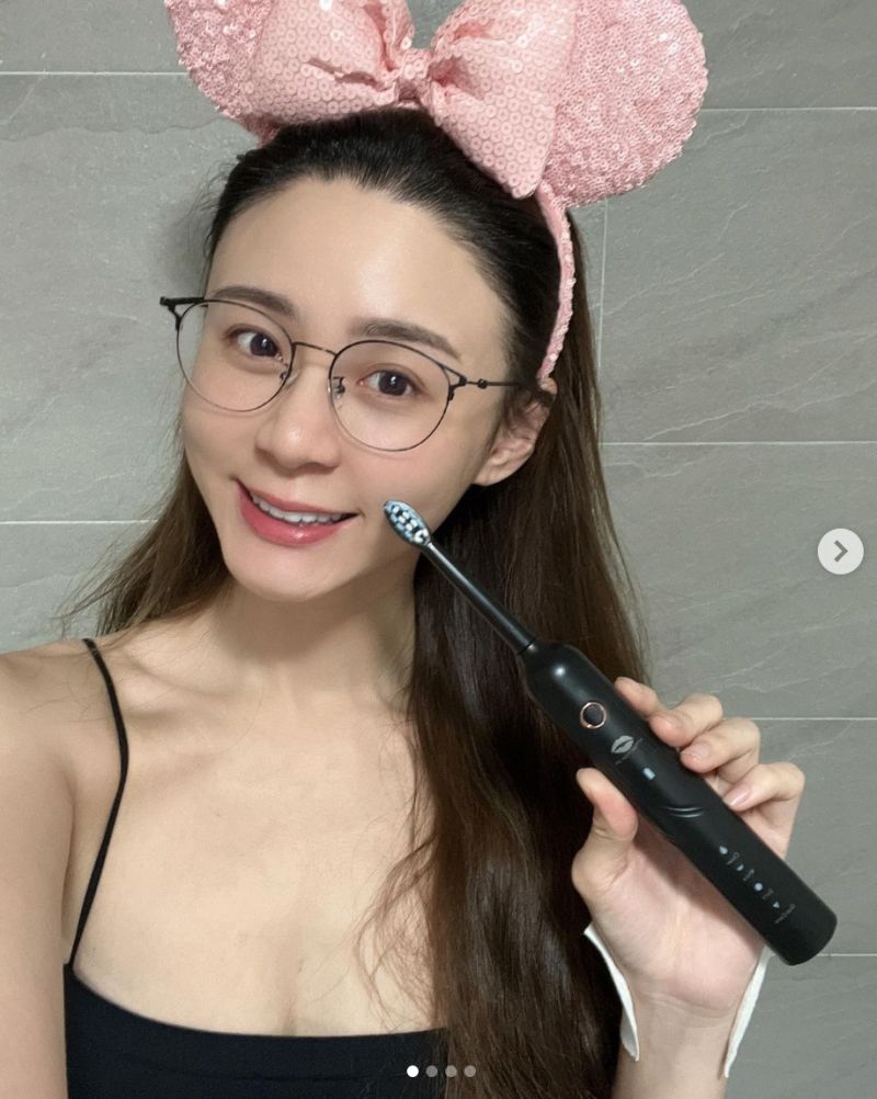 短今「素顏爆乳自拍」還戴眼鏡！粉絲見照片驚呼：更好看 | beanfun!