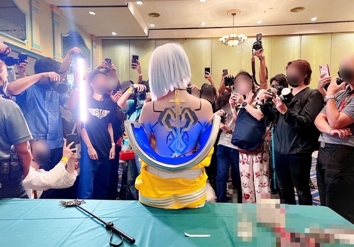 女Coser「正面全裸」只披外套！火辣還原露西 萬人朝聖 | 新奇 | NOWnews今日新聞