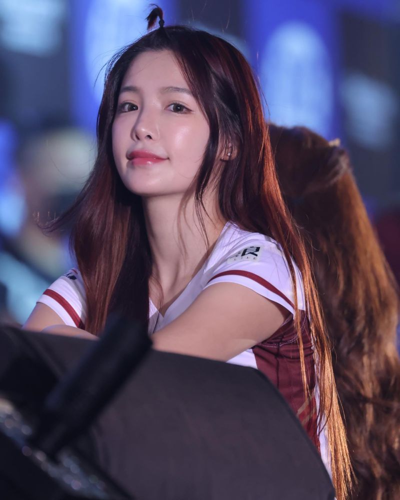 兄弟象拋黃彩帶！回眸女神落寞照還是超正 網友湧入秀秀 | beanfun!