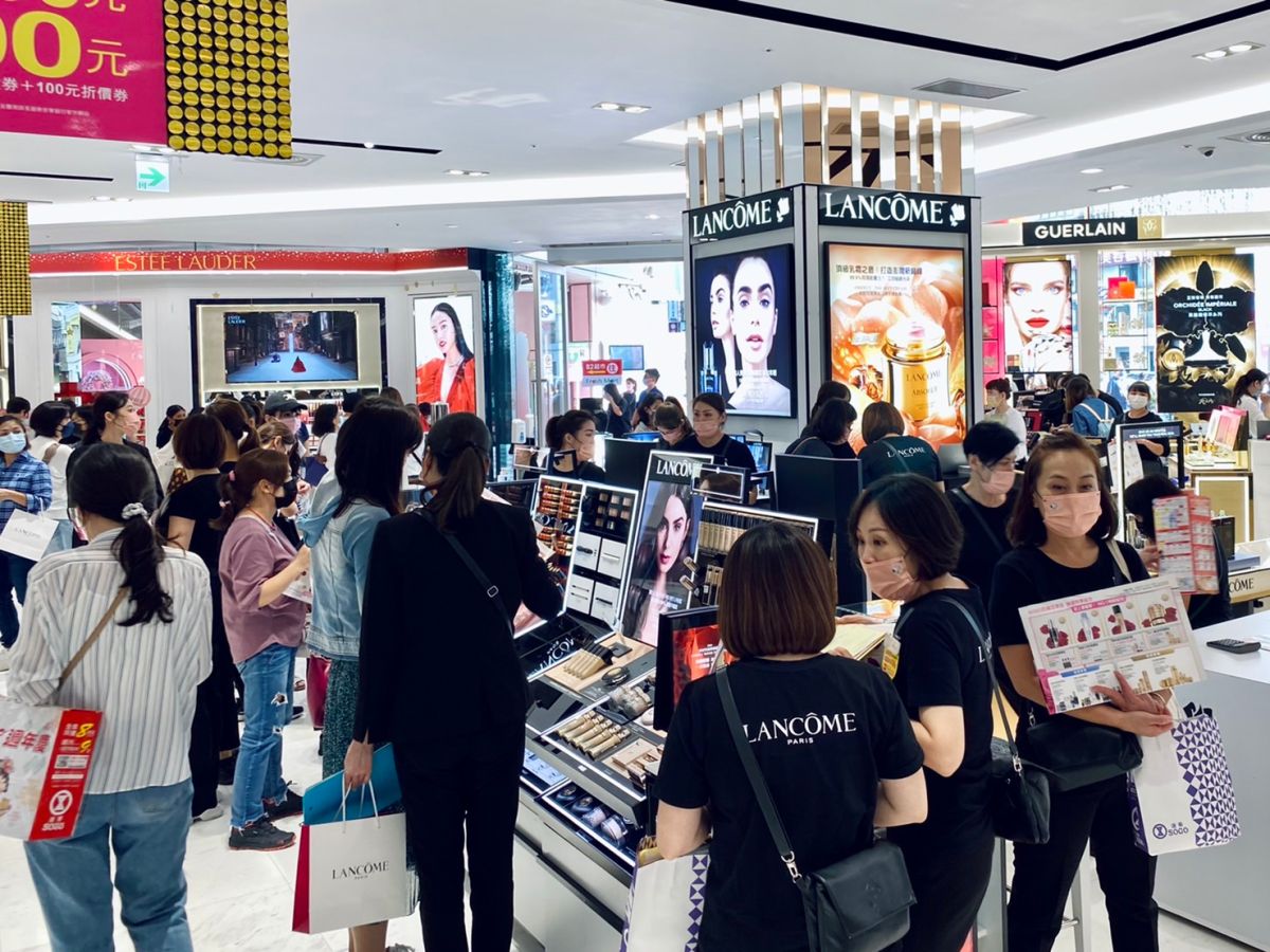 SOGO週年慶首日人潮擠爆！頭香客排13小時搶這「夯品」 | 聰明消費 | 生活 | NOWnews今日新聞