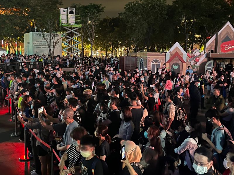 新北耶誕城極光中開城！民眾擠現場搶看「Disney主燈秀」 | beanfun!
