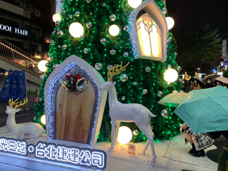 坐捷運去過耶誕！中山打卡點一次看：全台最高聖誕樹在這 | beanfun!