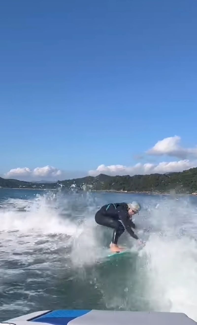 輕功水上飄！60歲周星馳「衝浪影片」釣出大咖女星回應了 | beanfun!