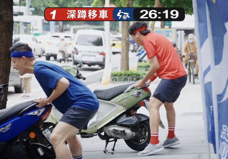 梁赫群揪小鐘大馬路旁玩深蹲 PK「下盤運動」手冒青筋 | 娛樂 | NOWnews今日新聞