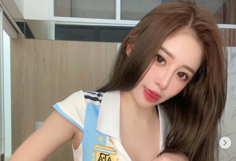 護理女神瘋世足「掀衣慘被檢舉」傻眼了！再PO性感照回擊 | 娛樂 | NOWnews今日新聞