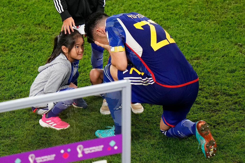 日本PK遭血洗！隊長跪地痛哭 愛女「上前擦眼淚」超暖心 | 新奇 | NOWnews今日新聞