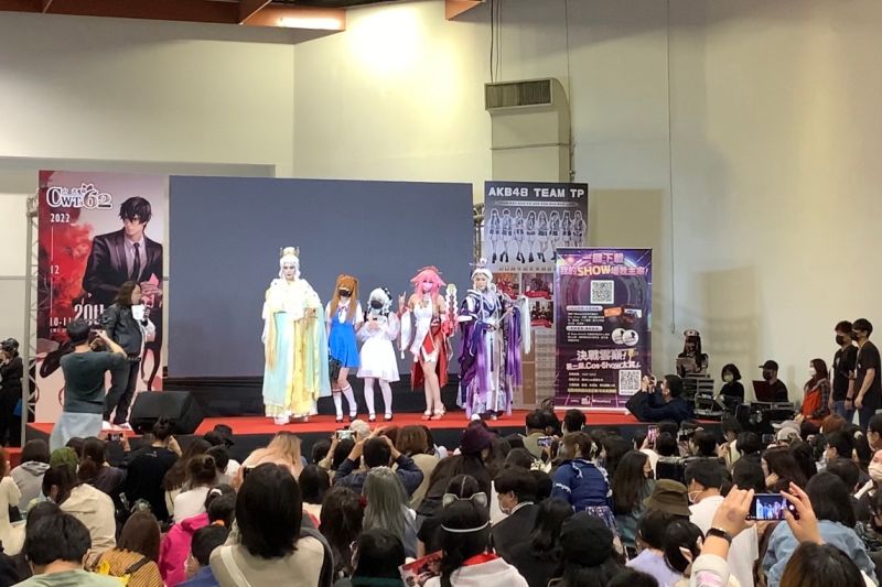 同人迷好熱血！CWT首日人龍「排整圈世貿」 冒雨盛況曝 | 生活 | NOWnews今日新聞