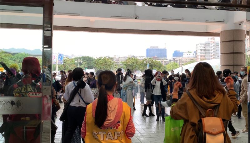 同人迷好熱血！CWT首日人龍「排整圈世貿」 冒雨盛況曝 | 生活 | NOWnews今日新聞