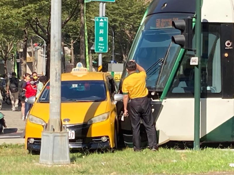 2天前才傳死亡車禍！高雄輕軌爆和計程車相撞 幸無人傷 | beanfun!