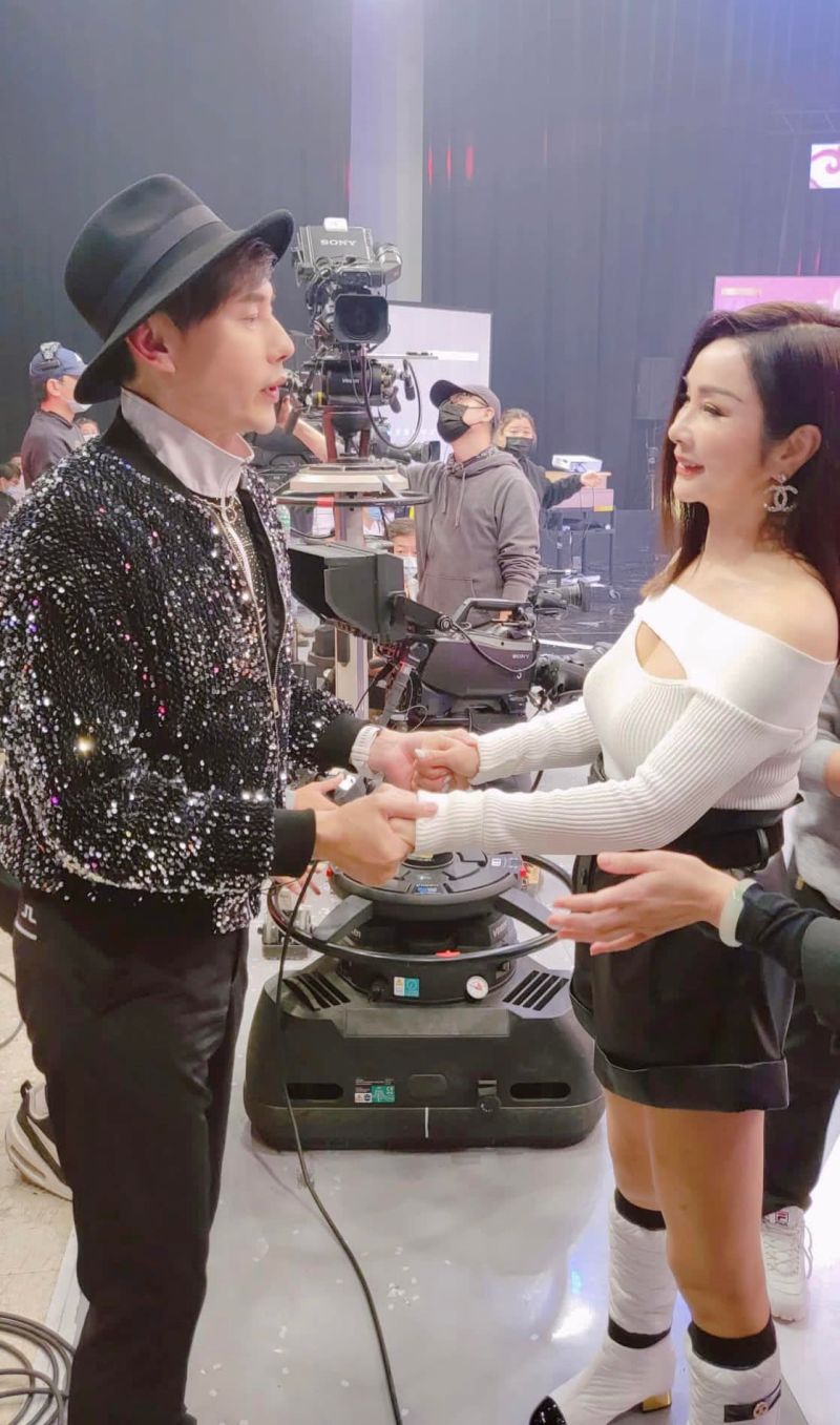 陳美鳳露「絕對領域」！同框逆齡男星 網友：都吞仙丹 | 娛樂 | NOWnews今日新聞